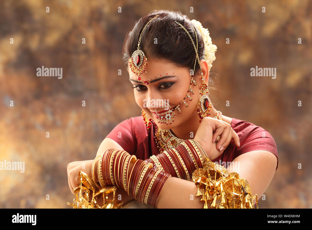 Indian bride smiling Stock Photo - Alamy