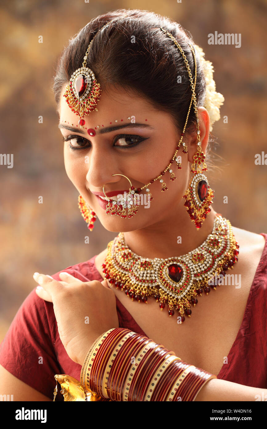 Portrait of an Indian bride smiling Stock Photo - Alamy