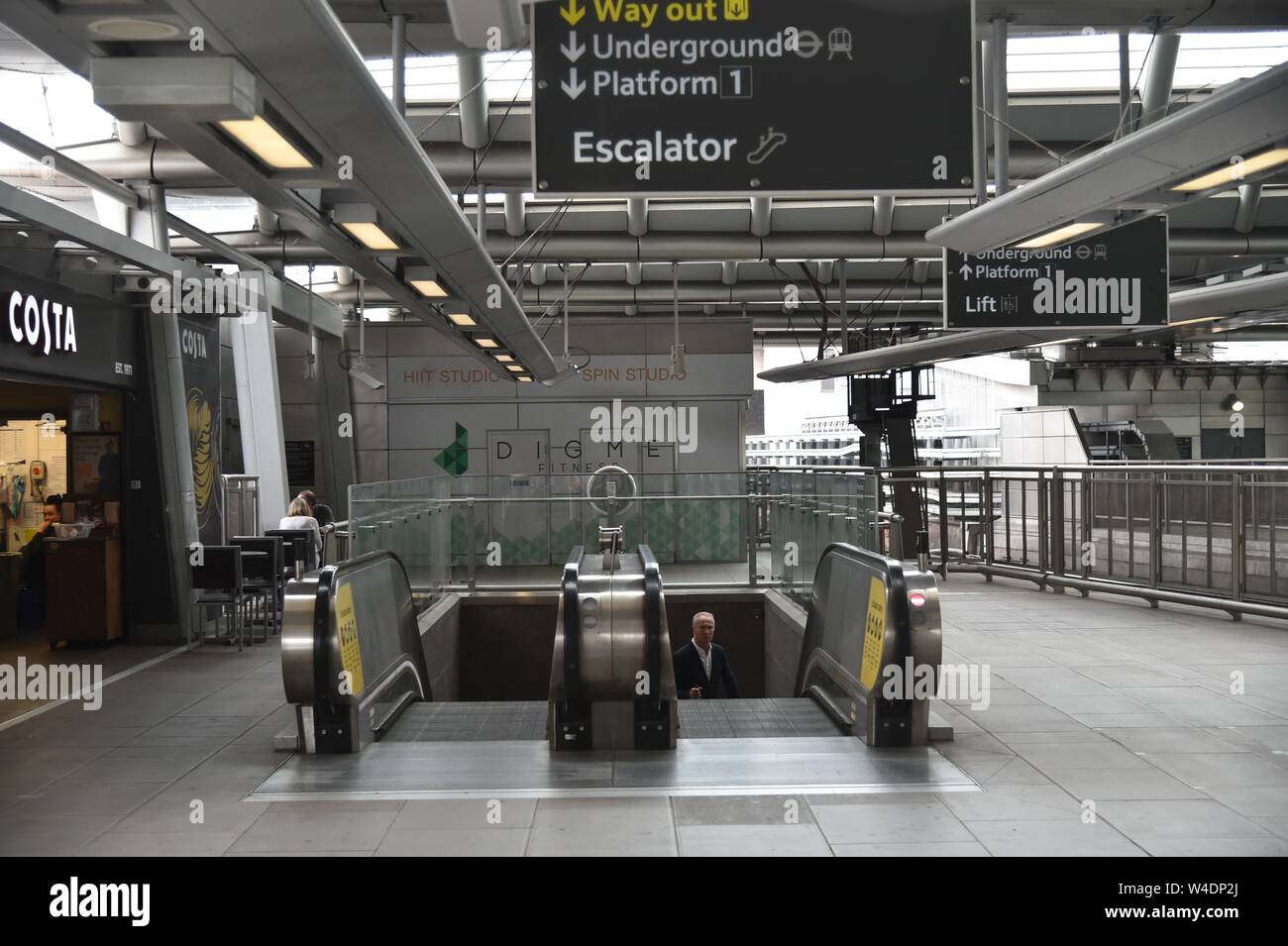 London Underground, Blackfriars station Stock Photo - Alamy