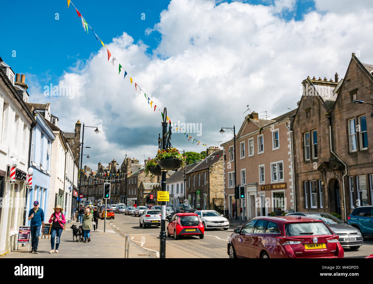 Busy high street shops uk hi-res stock photography and images - Alamy