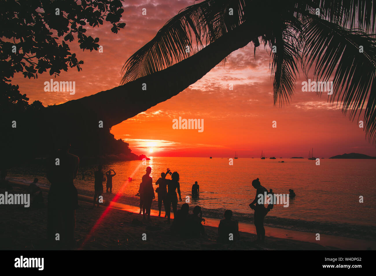 Lovers at beach at night hi-res stock photography and images - Alamy