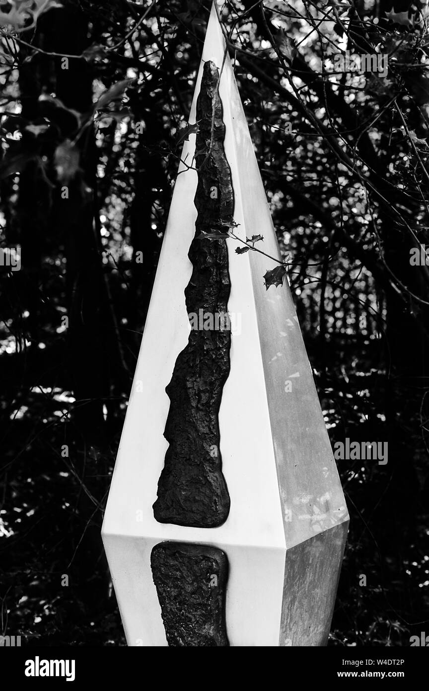 Modern pyramid hi-res stock photography and images - Alamy