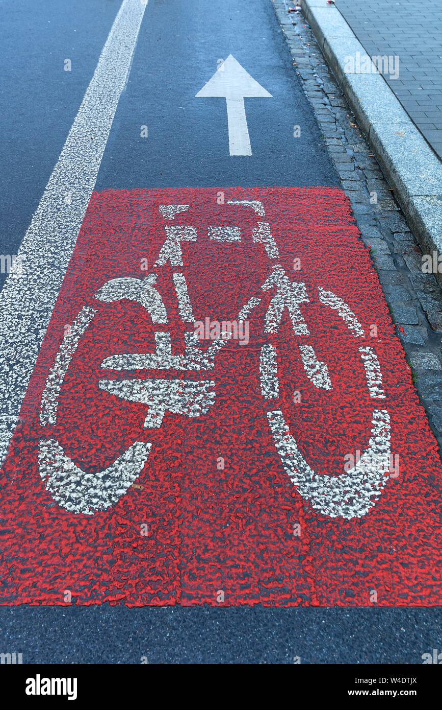 Red marked bicycle path on the roadway, Krakow, Poland Stock Photo - Alamy