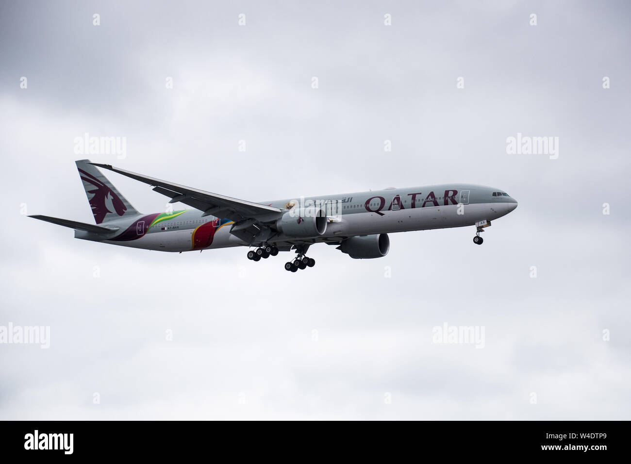 Qatar aircraft hi-res stock photography and images - Alamy