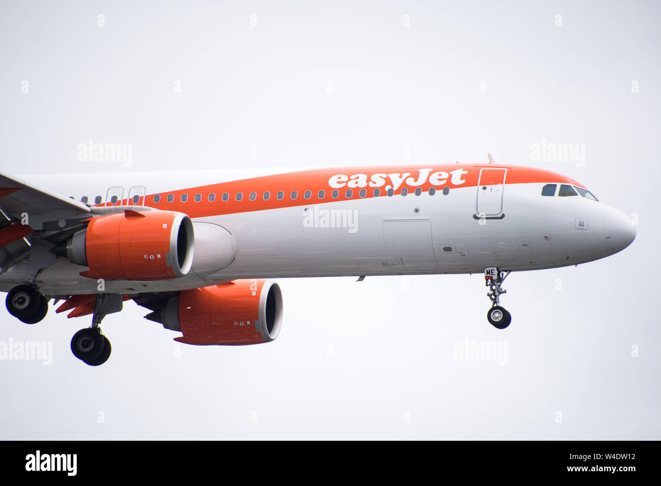 Easyjet plane landing hi-res stock photography and images - Alamy