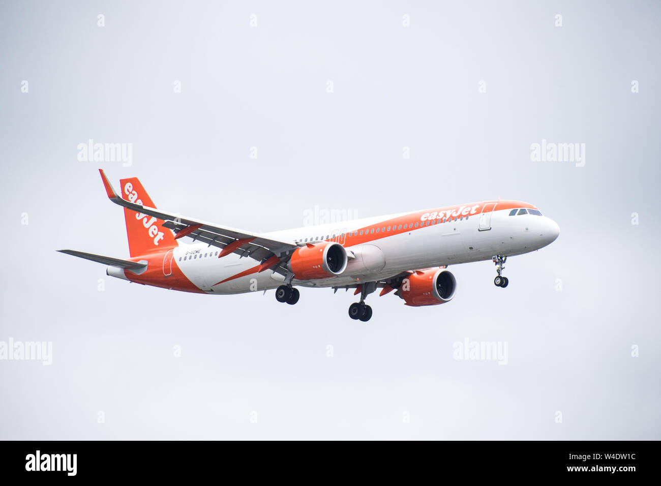 Easyjet plane landing hi-res stock photography and images - Alamy