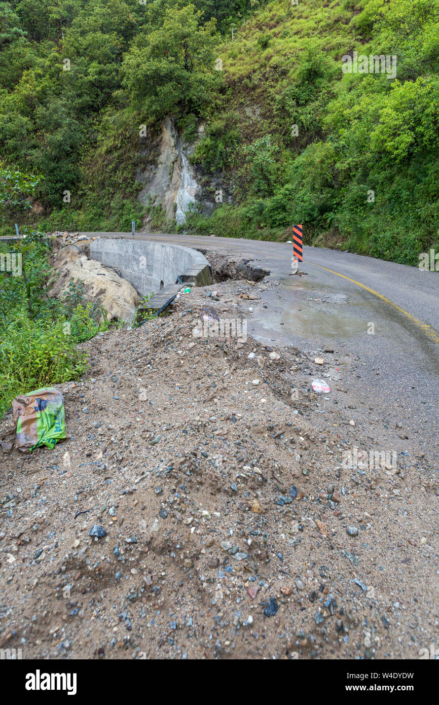 Earthquake damage road hi-res stock photography and images - Alamy