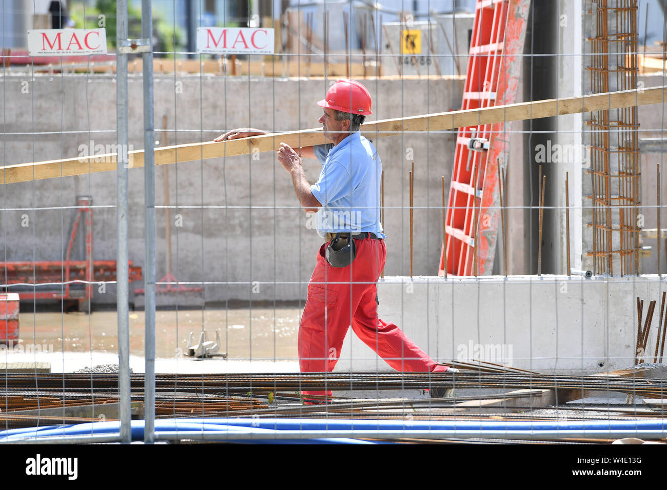 Munich, Deutschland. 22nd July, 2019. Construction site, workers ...