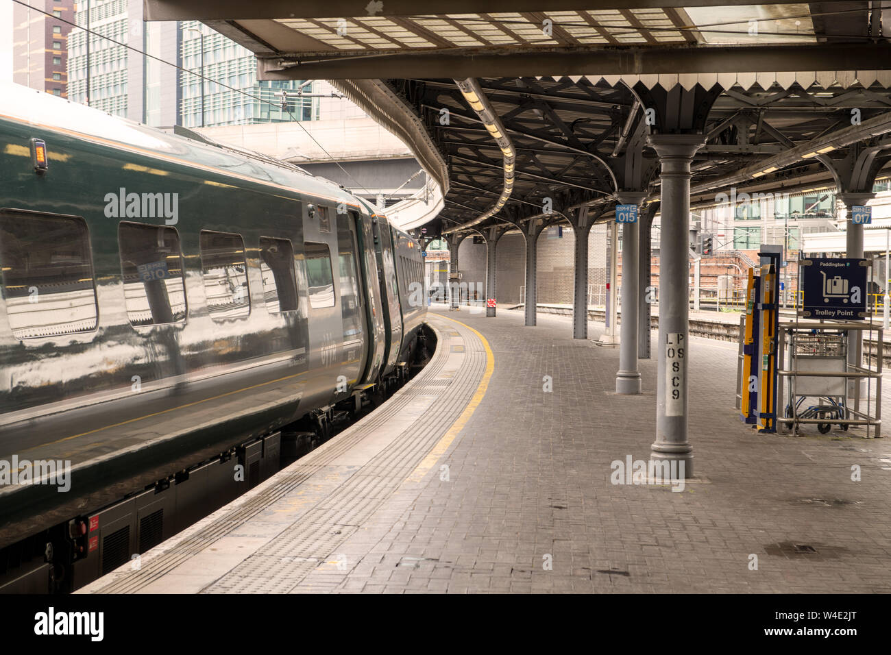 Boarding train at paddington station hi-res stock photography and ...