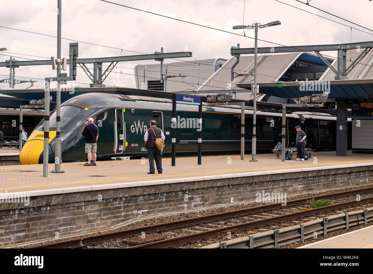 GWR train at station platform Stock Photo - Alamy