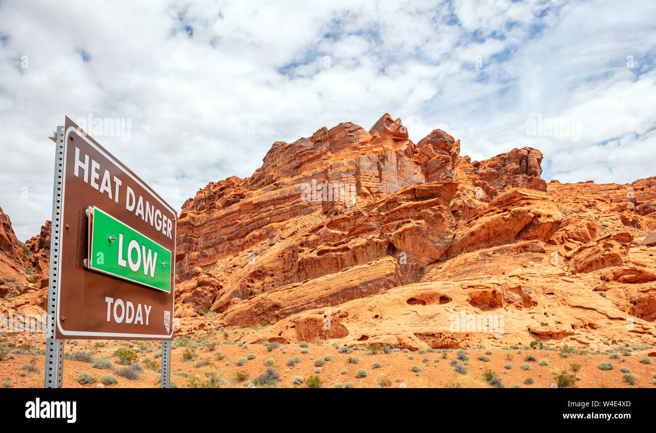 Desert hiking warning sign hi-res stock photography and images - Alamy