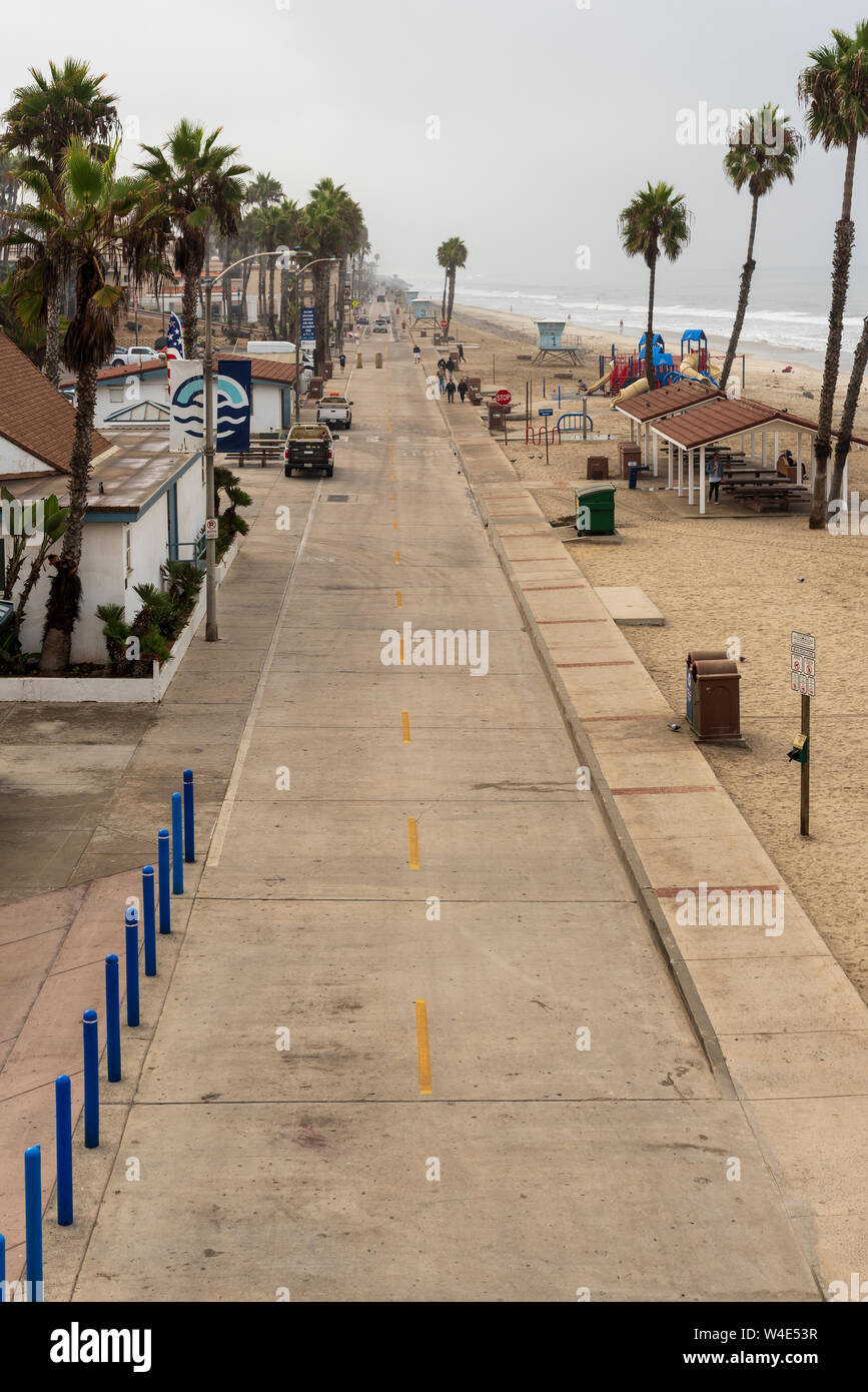 Sidewalk along side sea hi-res stock photography and images - Alamy