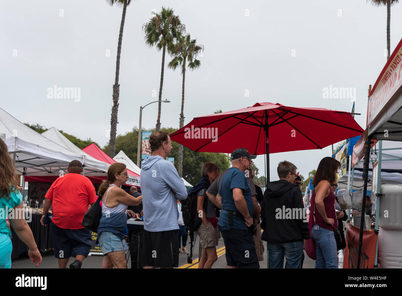 People lining hi-res stock photography and images - Alamy