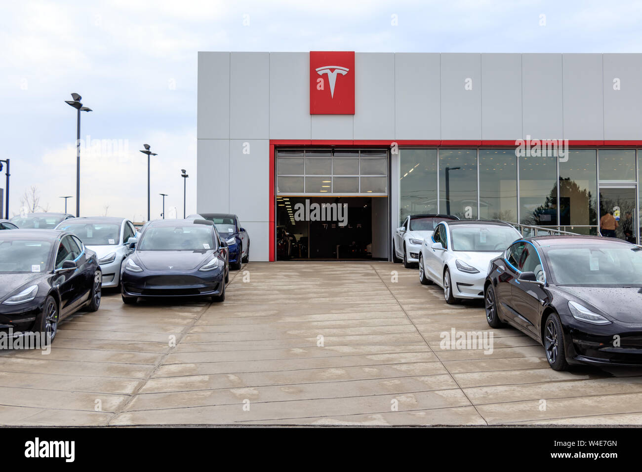 White tesla logo hi-res stock photography and images - Alamy