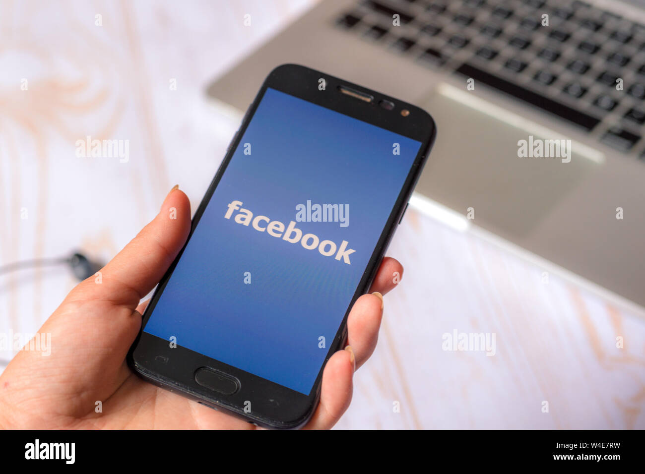 Facebook connect hand hi-res stock photography and images - Alamy