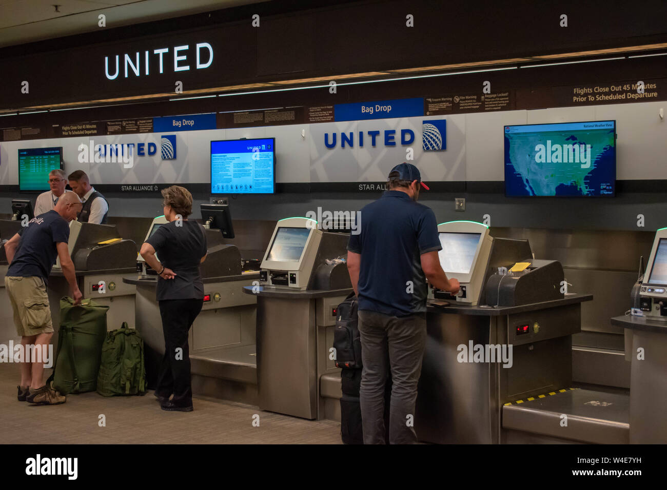 Delta airlines ticket counter hi-res stock photography and images - Alamy