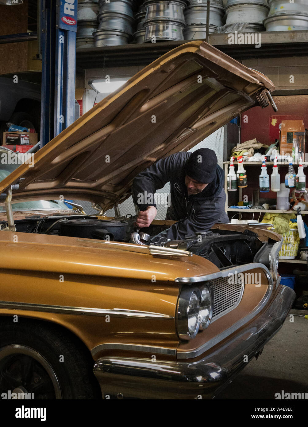 Vintage mechanic working on car hi-res stock photography and images - Alamy