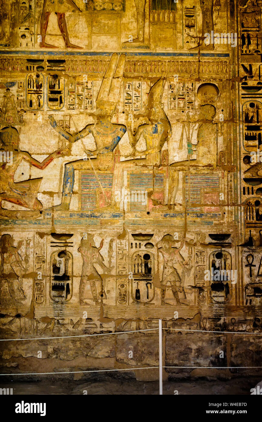 Medinet habou temple hi-res stock photography and images - Alamy