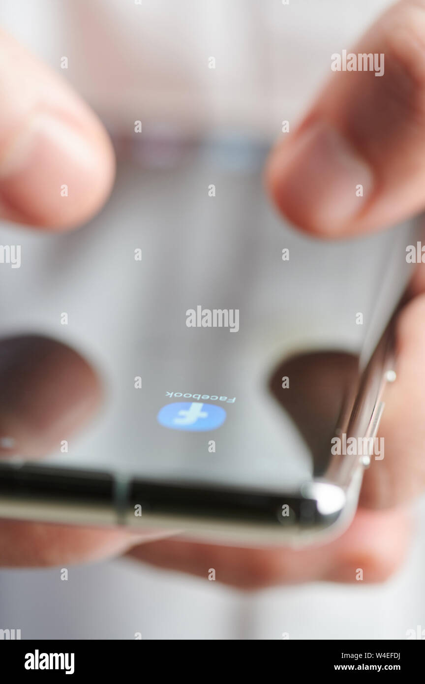 Facebook logo set hi-res stock photography and images - Alamy