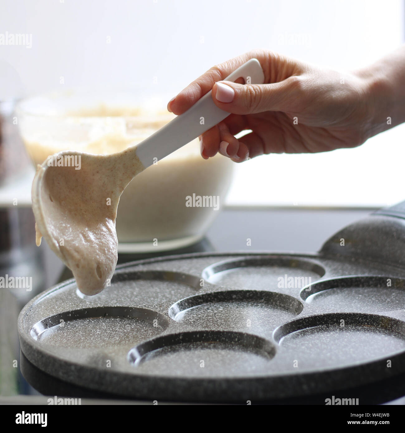 Pour pancake batter skillet hi-res stock photography and images - Alamy