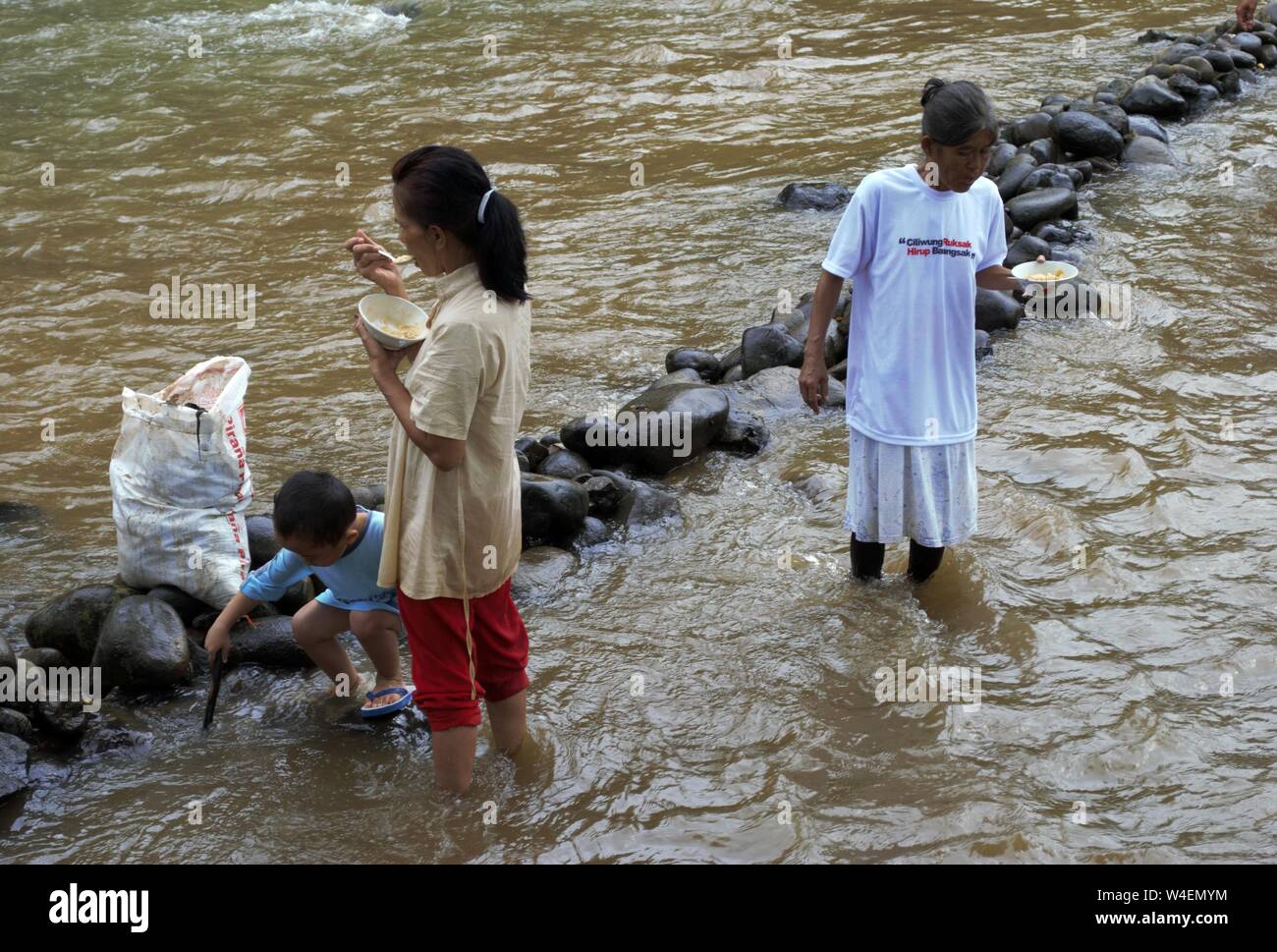 Kid eat rock hi-res stock photography and images - Alamy