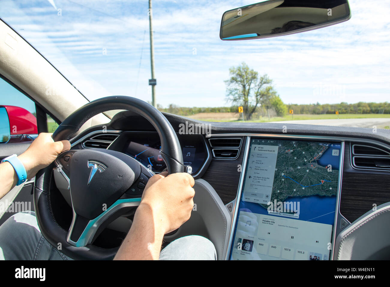 Person driving car navigation screen hi-res stock photography and ... Person driving car navigation screen hi-res stock photography and ...