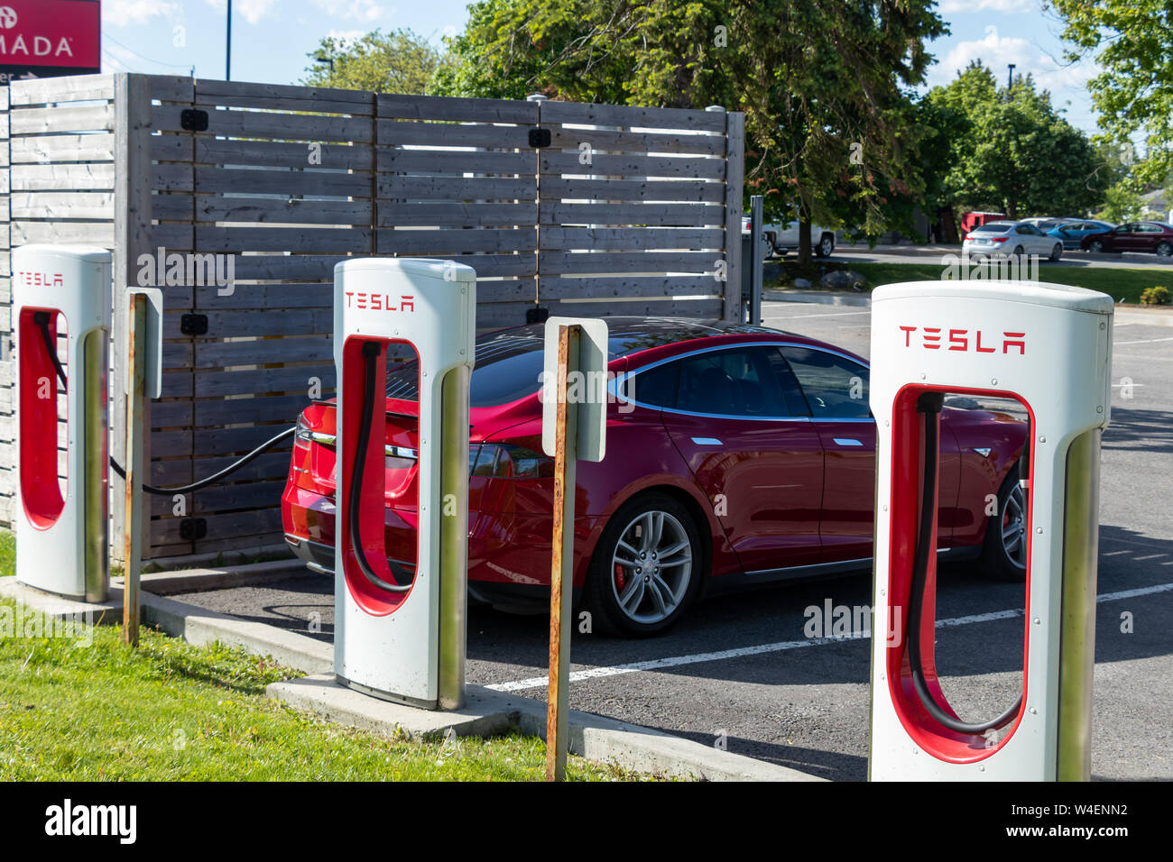 Tesla electric vehicle supercharging station hi-res stock photography ...