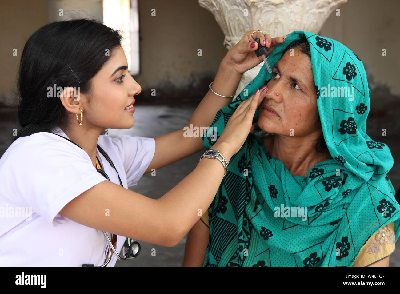 Female doctor putting eye drops in a patient eye Stock Photo - Alamy