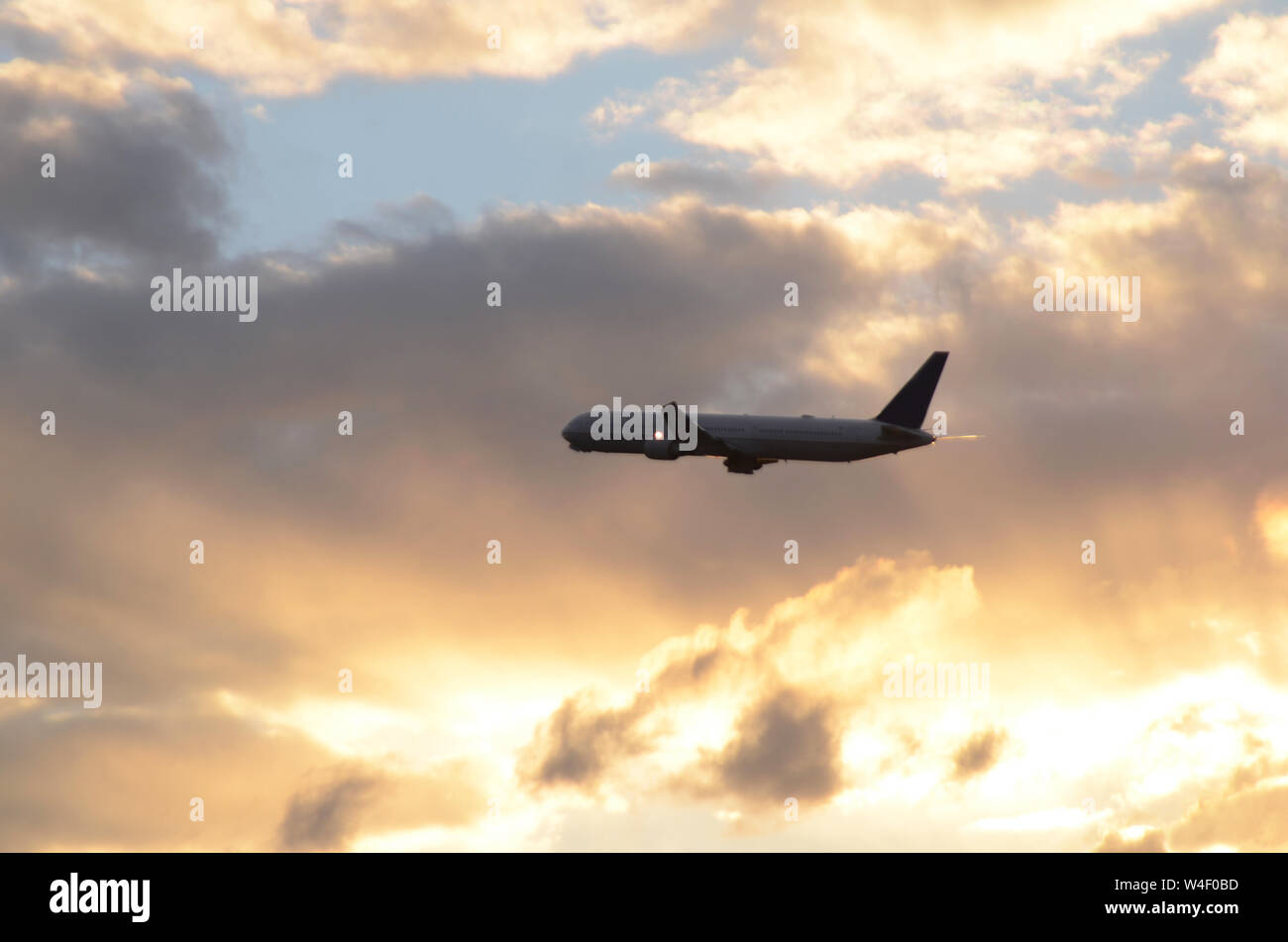 Commercial airliners hi-res stock photography and images - Alamy