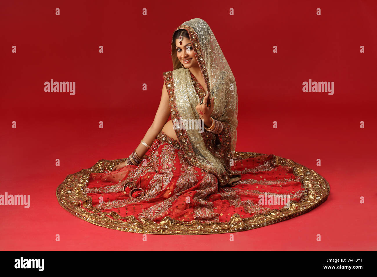 Indian bride sitting Stock Photo - Alamy