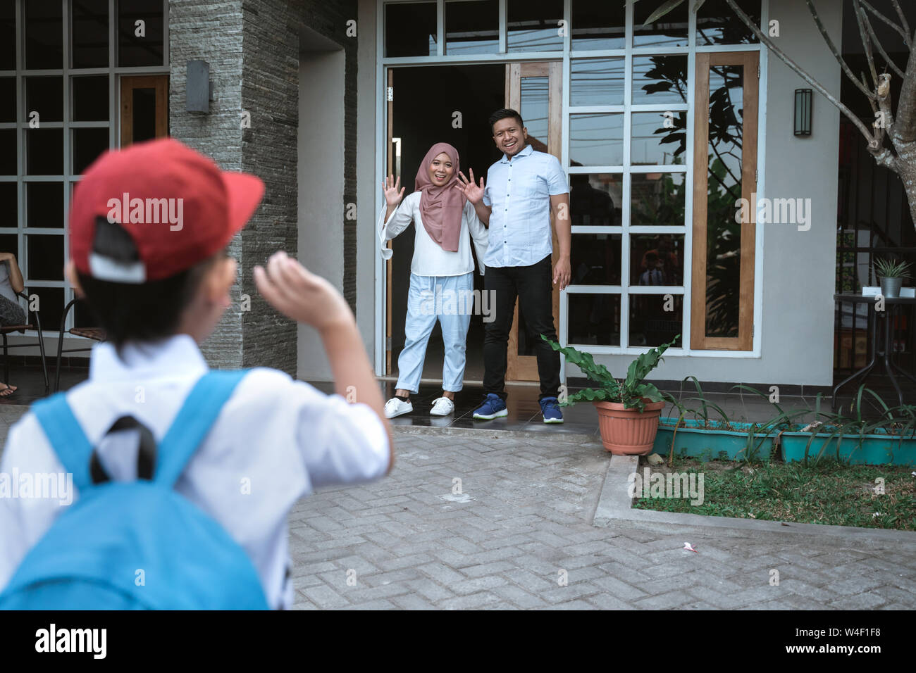 kid waving goodbye to parent before school Stock Photo - Alamy