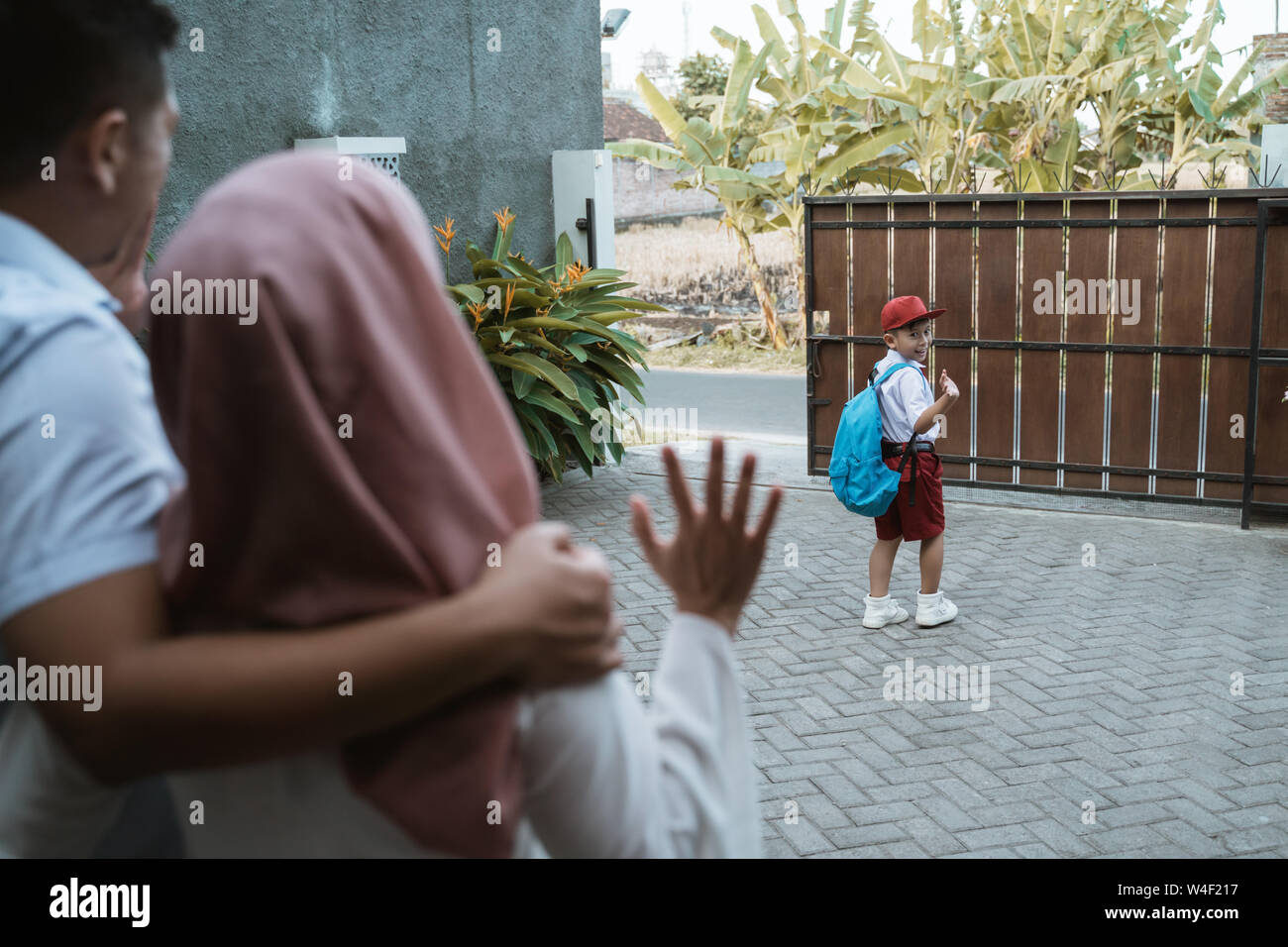 kid waving goodbye to parent before school Stock Photo - Alamy