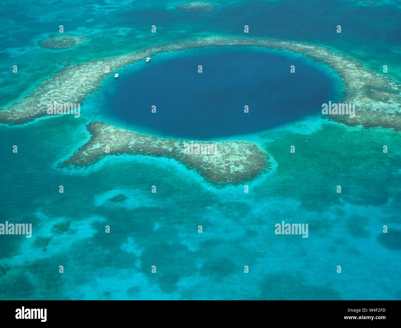 Belize blue hole boat hi-res stock photography and images - Alamy
