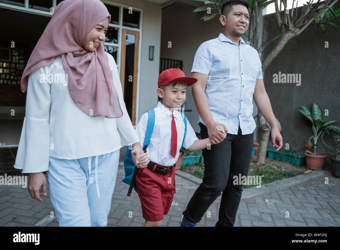 parent take kid to school in the morning Stock Photo - Alamy