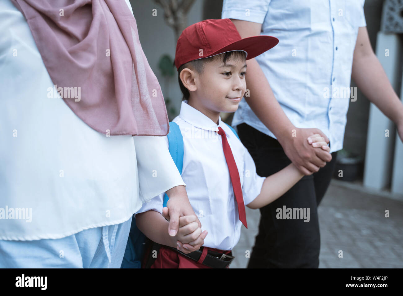 parent take kid to school in the morning Stock Photo - Alamy