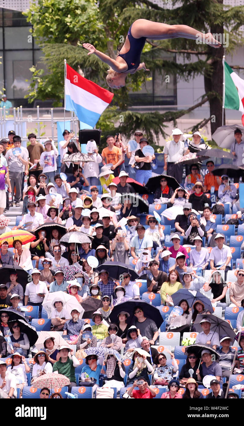 Seoul, South Korea. 23rd July, 2019. Women's high dive Spectators watch ...