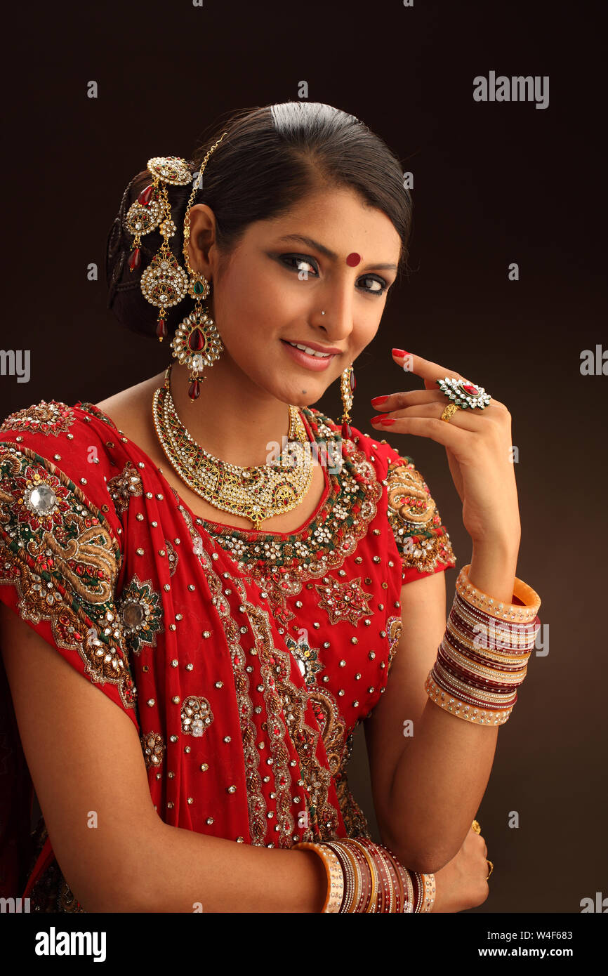 Portrait of an Indian bride smiling Stock Photo - Alamy