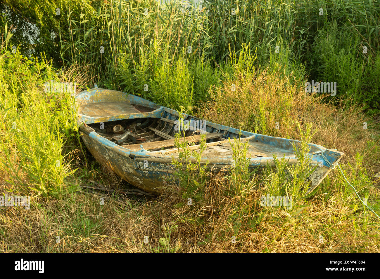 beached fishing boat Stock Photo - Alamy