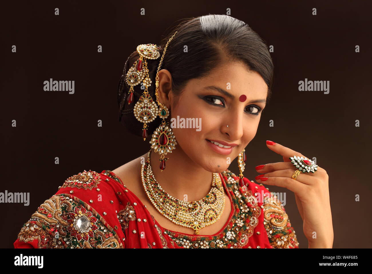 Portrait of an Indian bride smiling Stock Photo - Alamy