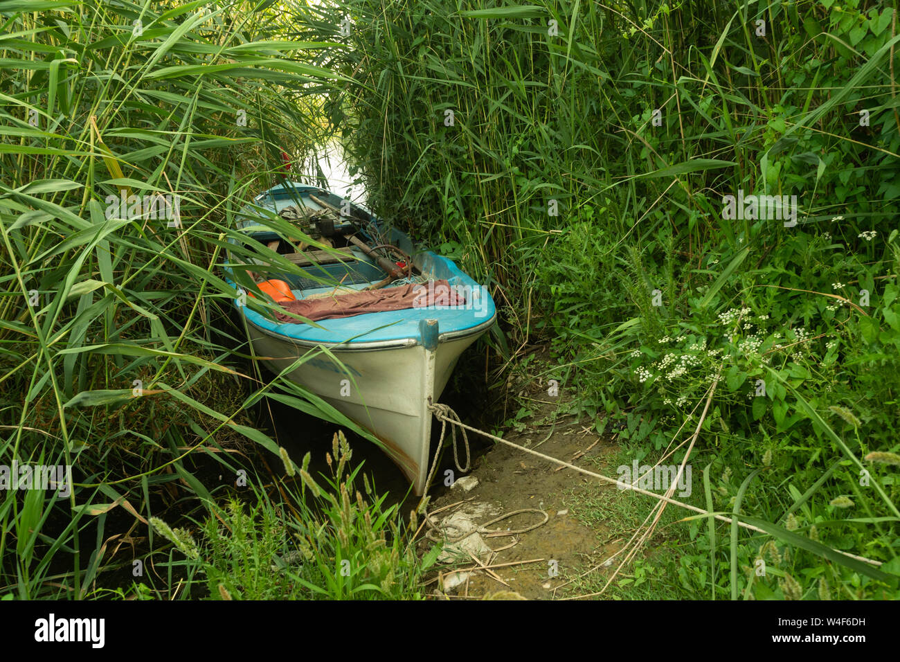 beached fishing boat Stock Photo - Alamy