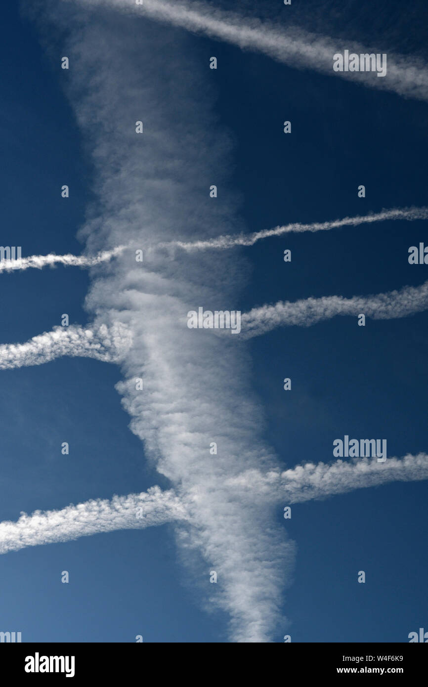 Aeroplanes contrails hi-res stock photography and images - Alamy