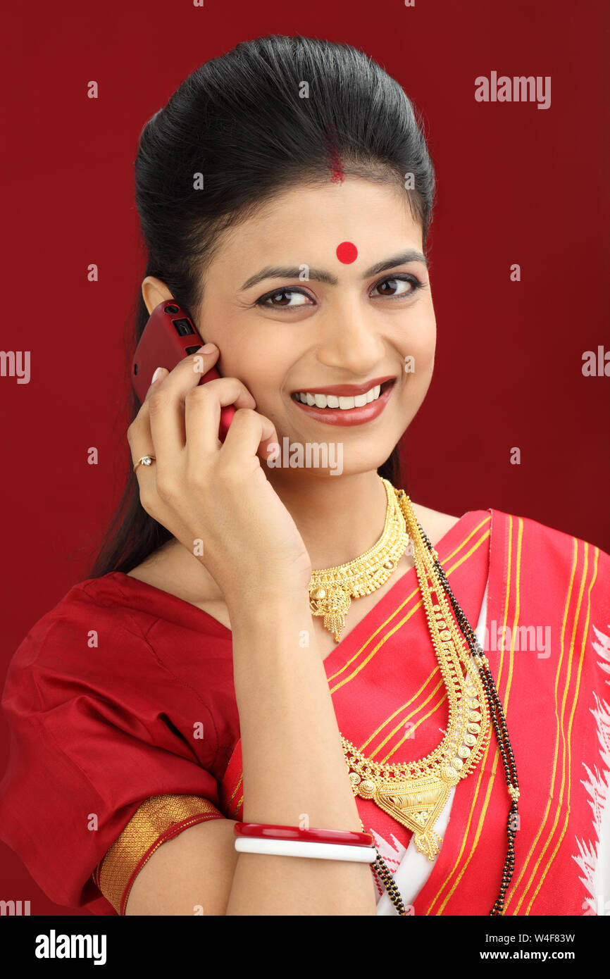 Bengali woman mobile phone hi-res stock photography and images - Alamy
