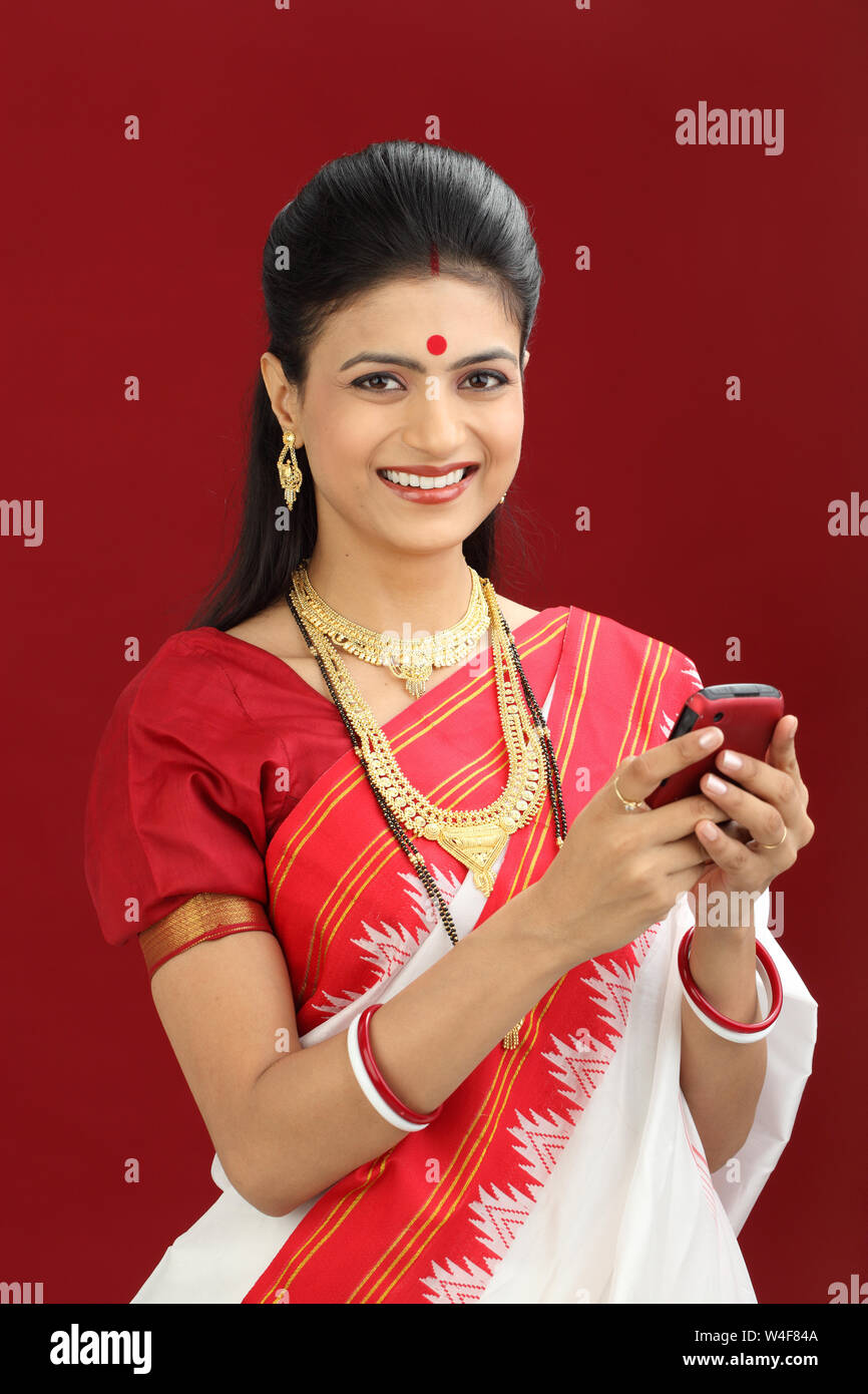 Bengali woman mobile phone hi-res stock photography and images - Alamy
