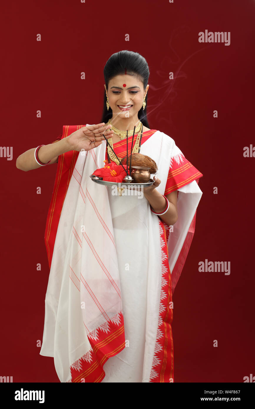 Bengali woman holding pooja thali hi-res stock photography and images ...