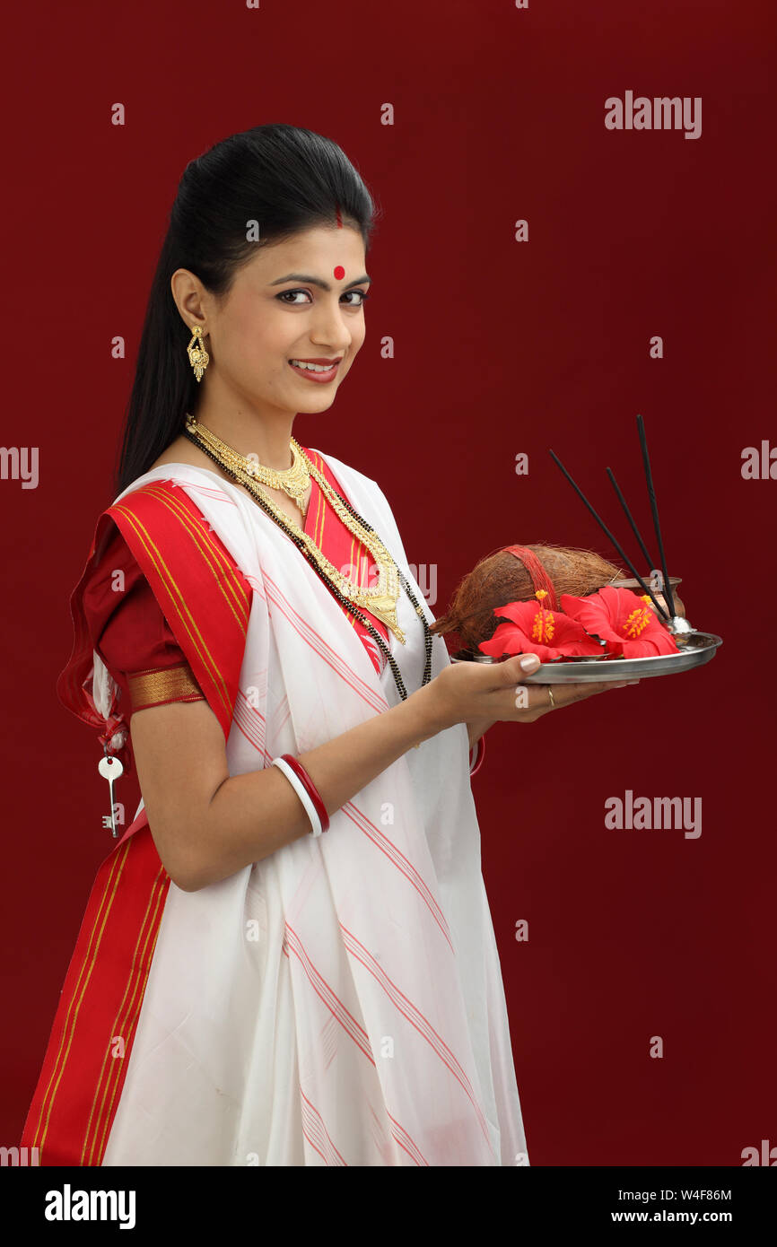 Bengali woman holding pooja thali hi-res stock photography and images ...