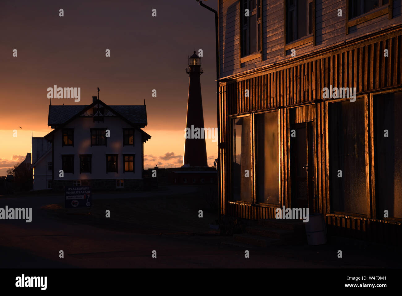 Midnight sun at andenes lighthouse hi-res stock photography and images ...