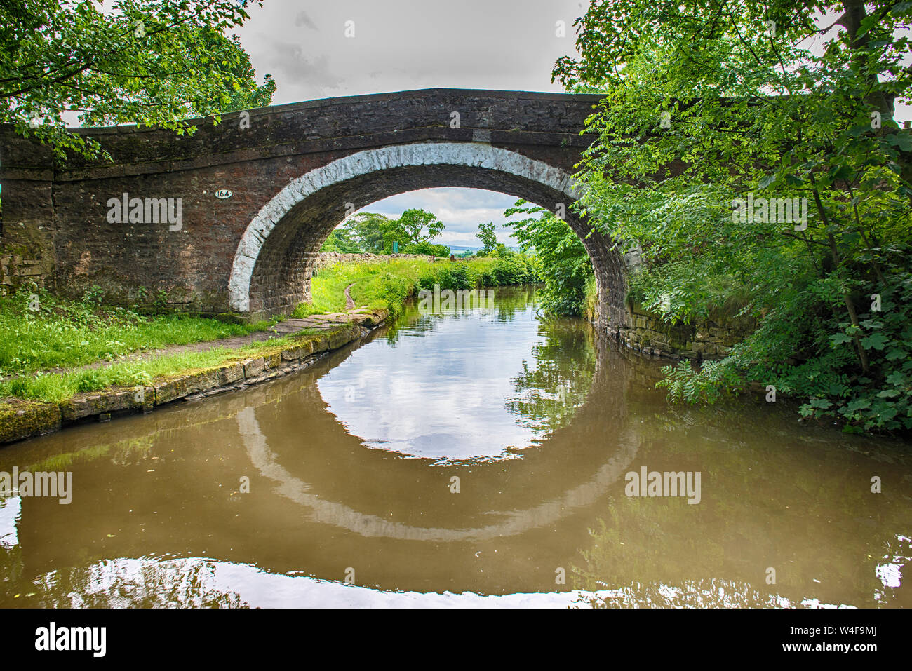 Old english stone bridge hi-res stock photography and images - Alamy