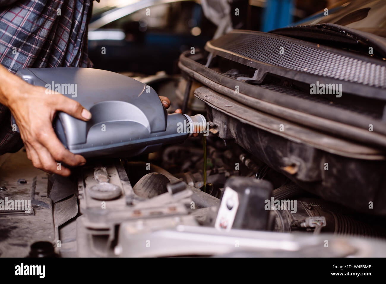 Car mechanic changing engine oil Stock Photo - Alamy