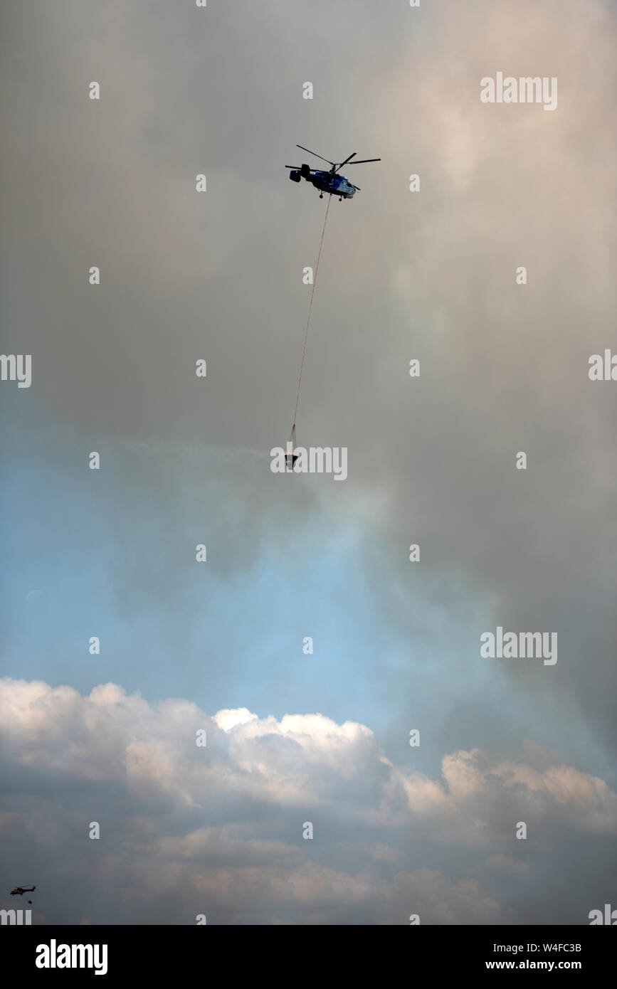 Fire fighting helicopter hi-res stock photography and images - Alamy