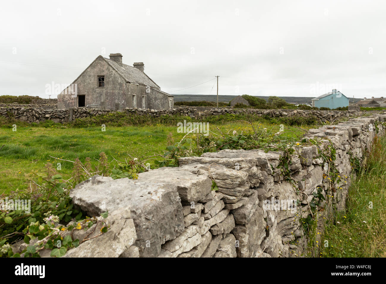 houses on the Aran island of Inishmore Stock Photo - Alamy